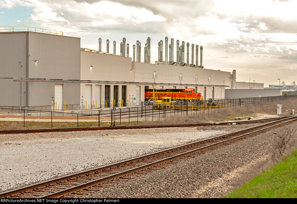 BNSF 8338 at GE Texas